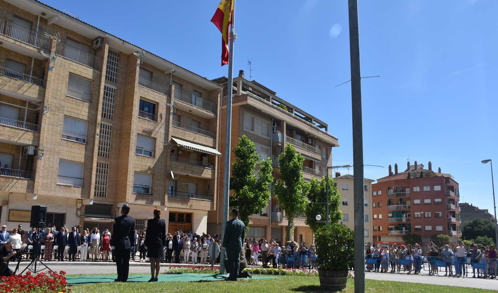 Barbastro rinde homenaje a los símbolos nacionales en la avenida del ...